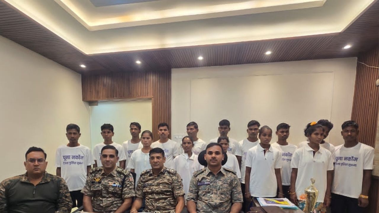 Naxal Surrender: सुकमा में नक्‍सलियों का बड़ा सरेंडर, 48 लाख के 5 महिला इनामी नक्‍सली समेत 15 ने ...