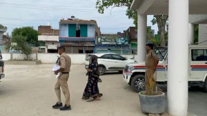 मुरैना: पशु अस्पताल में खर्राटे भरते मिले चपरासी और डॉक्टर गायब, कैमरा ...